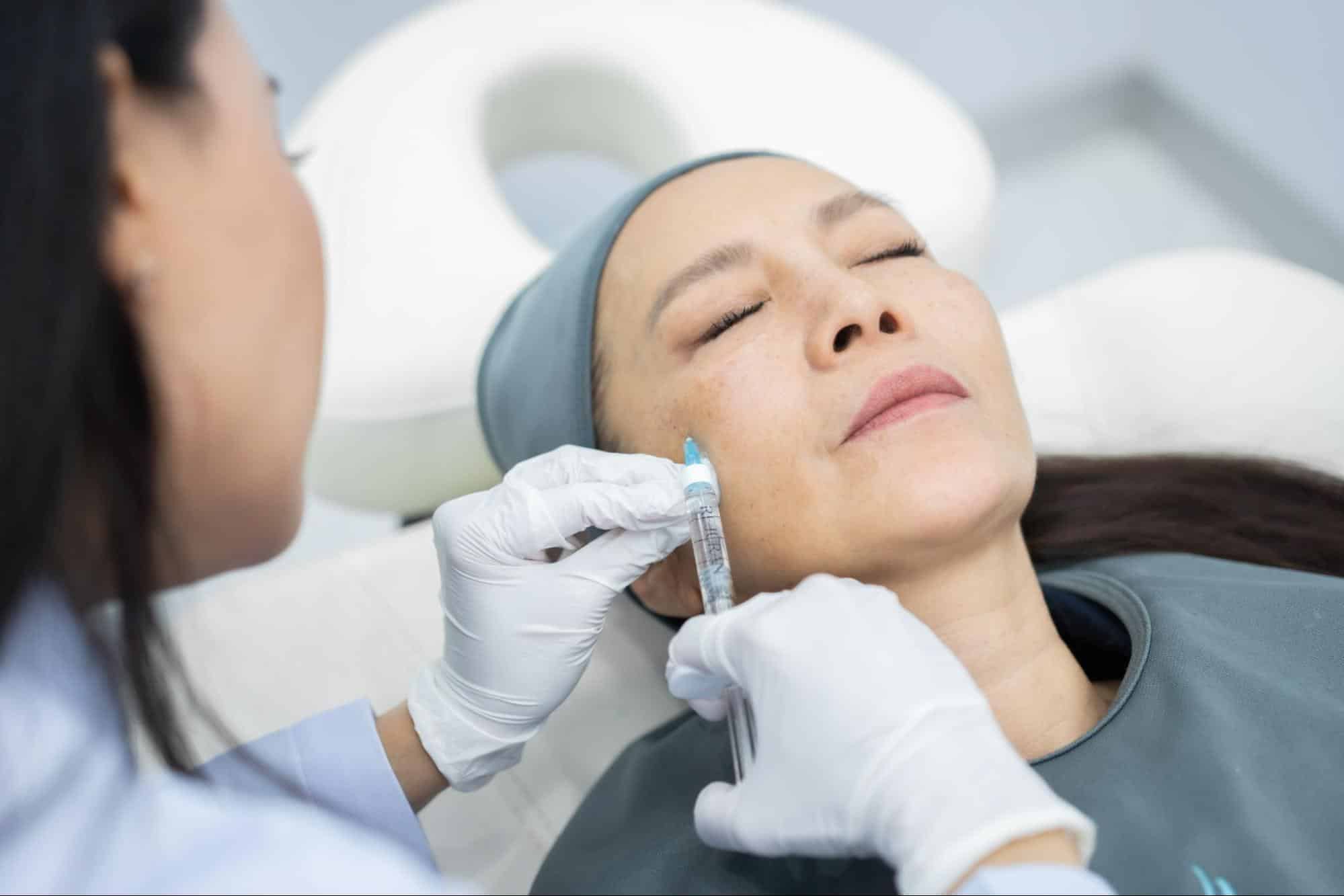 Exosome Skin Booster คืออะไร ? อัปเดตเทรนด์ทำหน้าใส งานผิวล่าสุด 2025