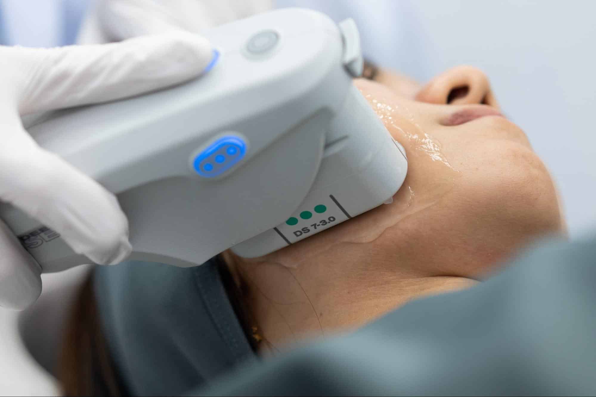 12 วิธีลดร่องแก้มลึก เลือกวิธีไหนดี ? เห็นผลจริง แก้ไขตรงจุด